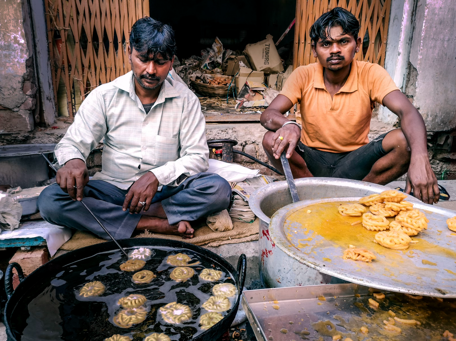 Indische Street Food-Kultur: Von Pani Puri bis Samosas – Chili & Saffron